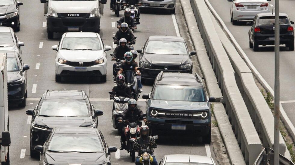 Corredor de moto é permitido, mas há condições para ficar dentro da lei ...